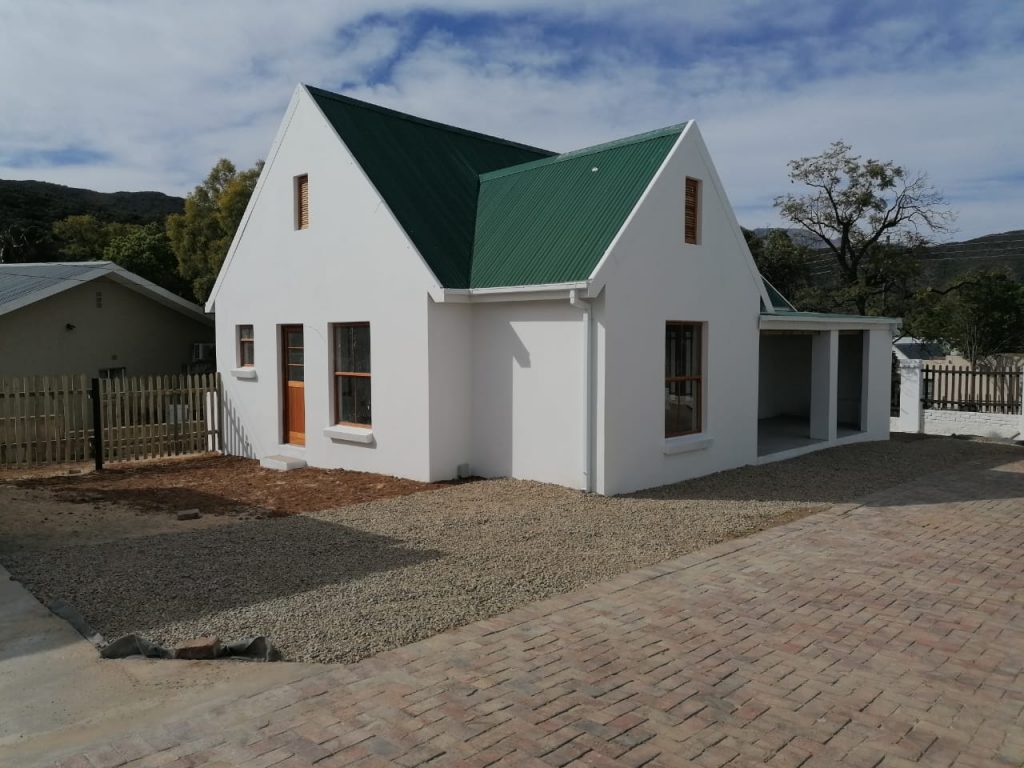 Side view House 5 – Myoli Beach Lodge